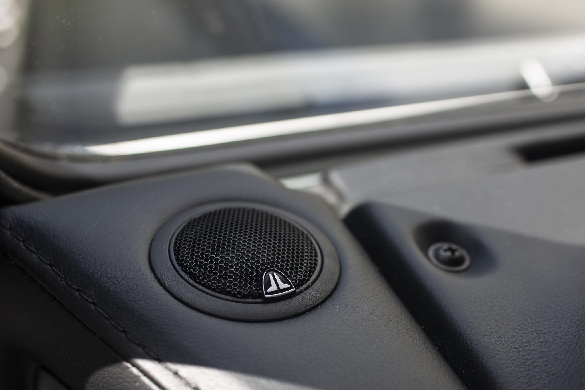 Sound Systems to Enhance Your Land Rover Defender
