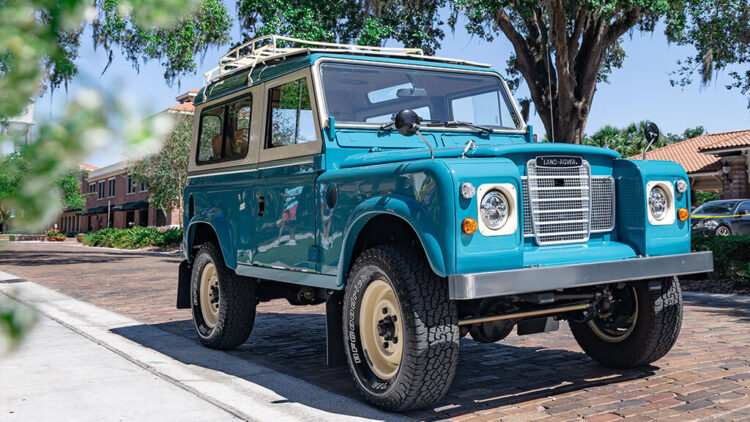 The Best of Both Worlds: Old Land Rovers and Modern Technology Collide ...